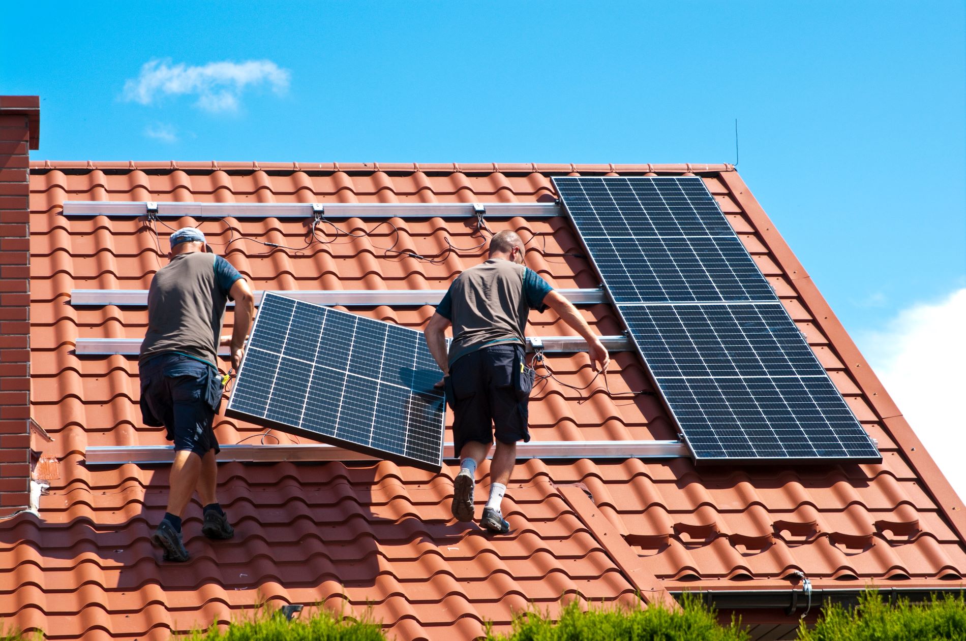 Integrated Solar Roofs: When to Buy and Why
